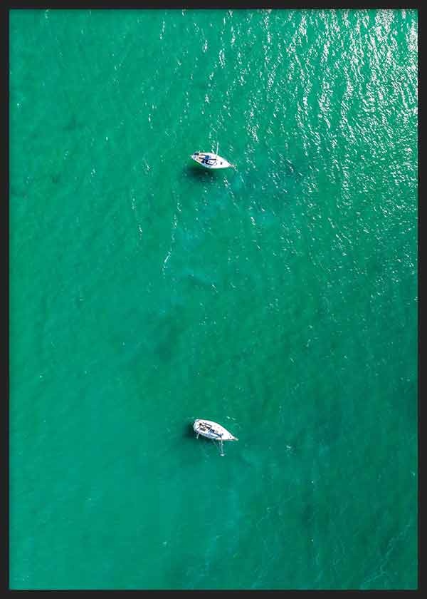 Cuadro fotográfico vista aérea de barcos en mar verde esmeralda ...